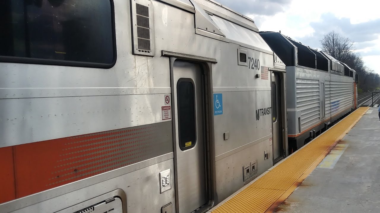 Catching the rush hour service at Plainfield station - YouTube
