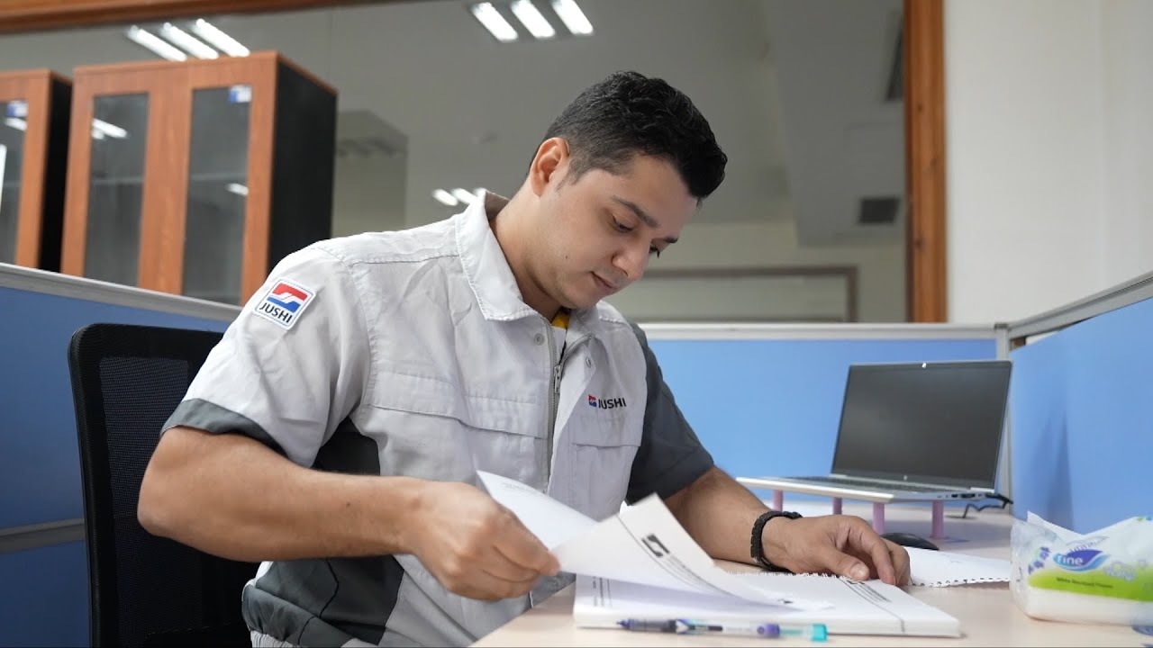 Egyptian interpreter finds new career path in Chinese company - YouTube