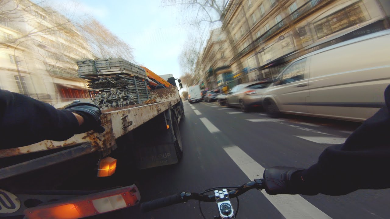 Cruising, skitching & chasing bikes in Paris - YouTube