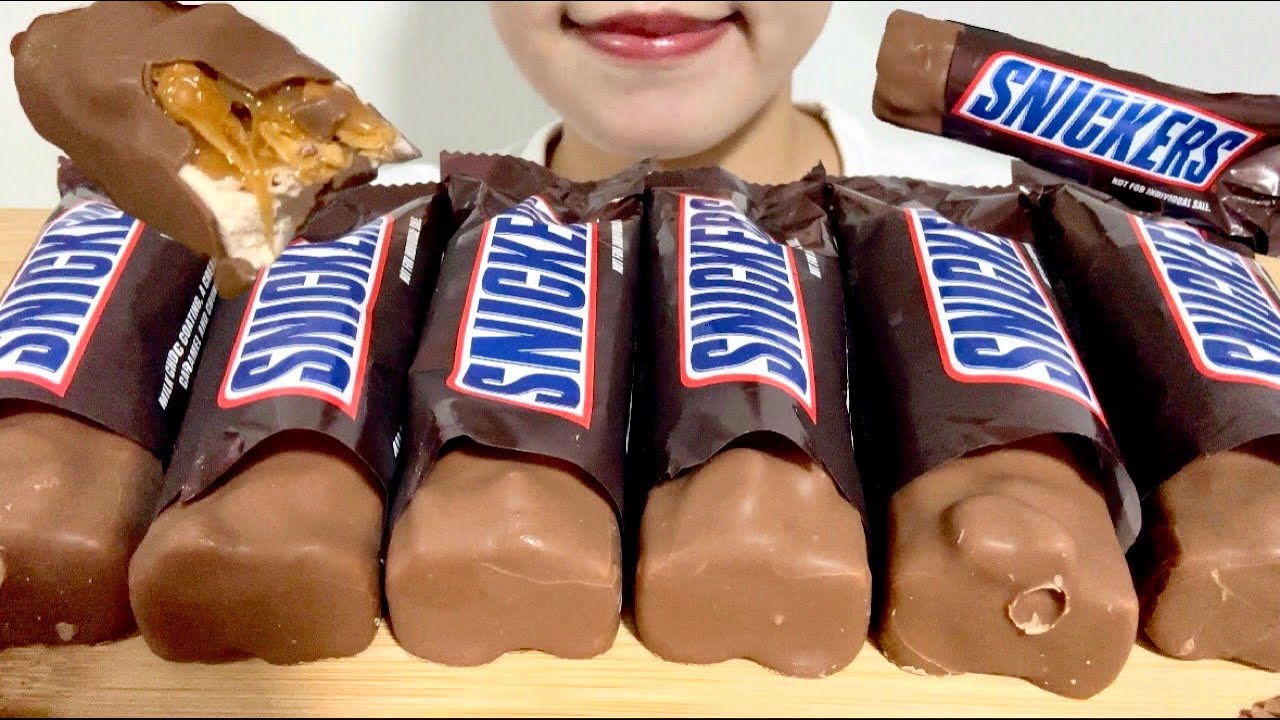 [ASMR] CRUNCHY CHOCOLATE ICE CREAM BAR SNICKERS咀嚼音 Eating Sounds - YouTube