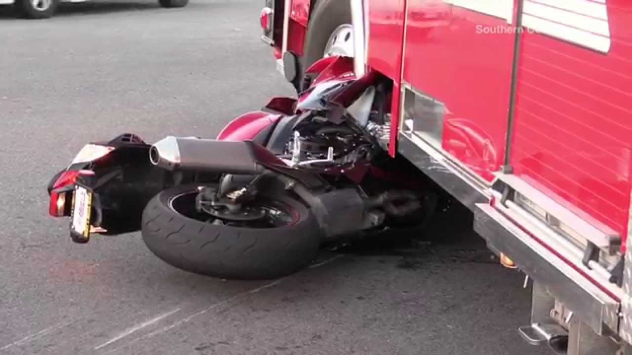 MOTORCYCLE SLAMS INTO FIRE ENGINE - YouTube