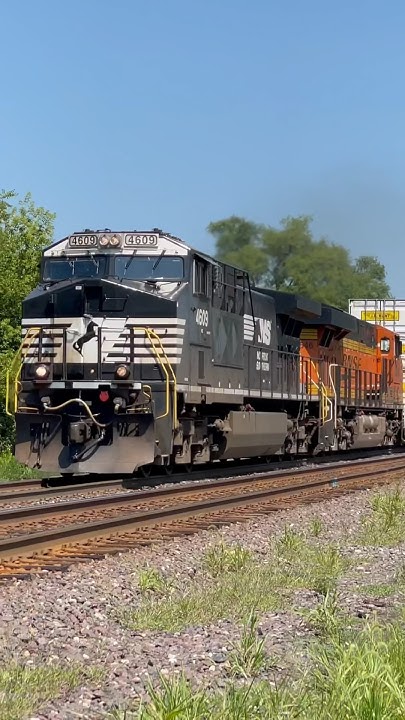 NS 4609 leads a intermodal through Chesterton IN - YouTube