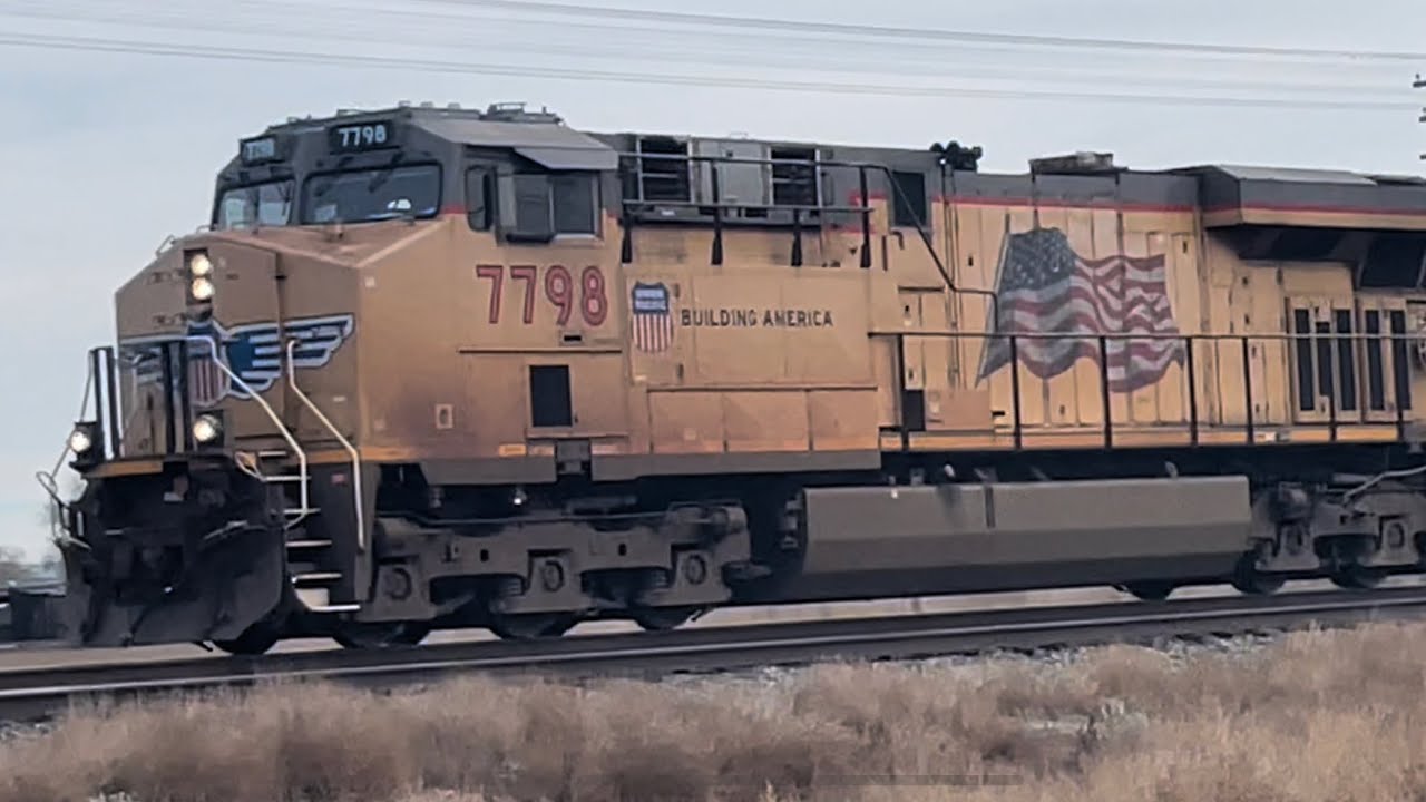 UP 7798 leads IG4SE on 11/14/2021 - YouTube
