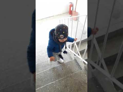 Selim anne yardımı olmadan artık merdiven çıkıyor.
