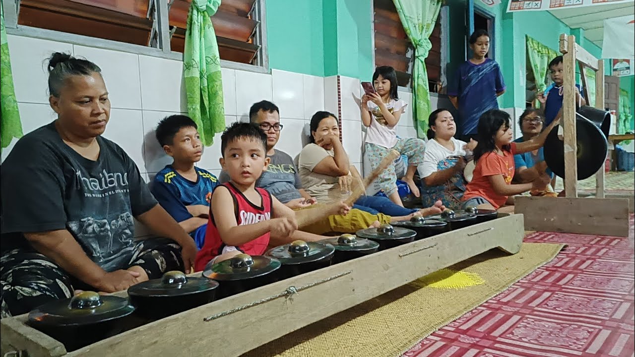 Taboh Iban @ Rumah Unjah, Nanga Luau, Julau - YouTube