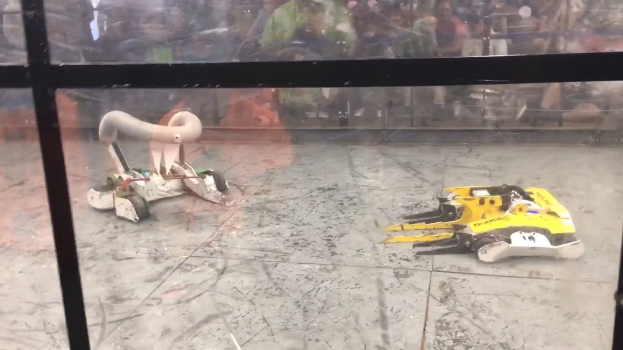Robot Ruckus MFO: Banana Runt VS. Slammo - YouTube