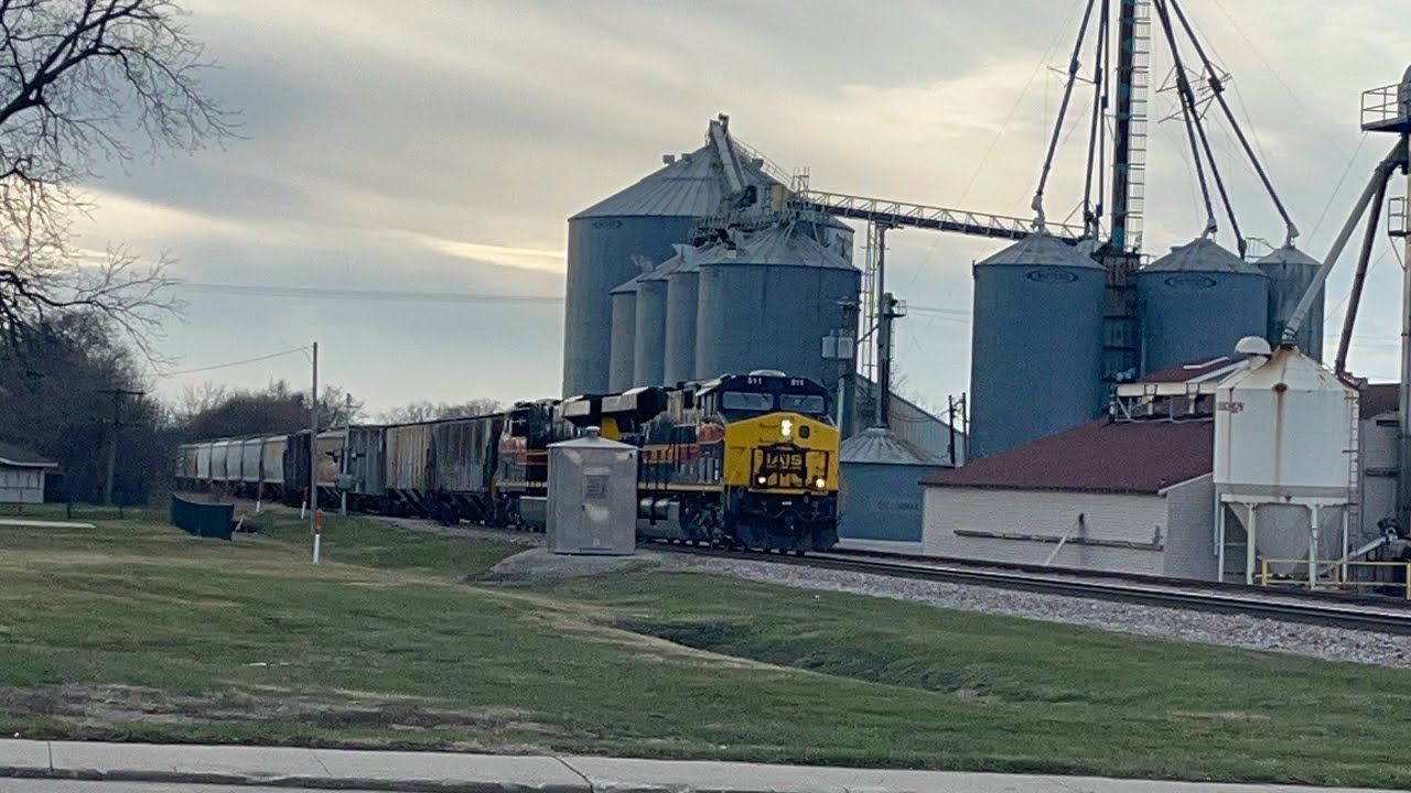 IAIS 511 East passing thru Victor - YouTube