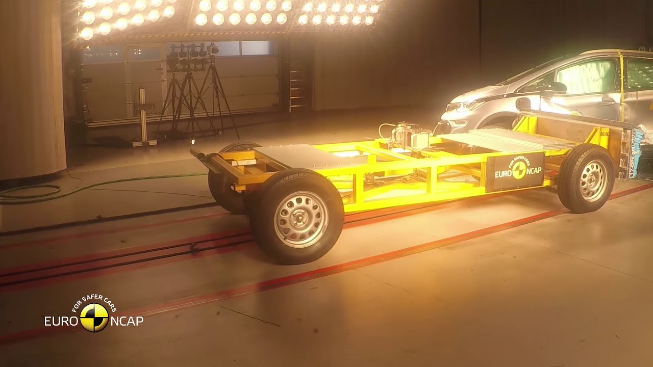 Crash Test of Opel Vauxhall Ampera e 2017 - YouTube
