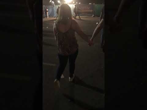 Complètement cuite / drunk girl walking