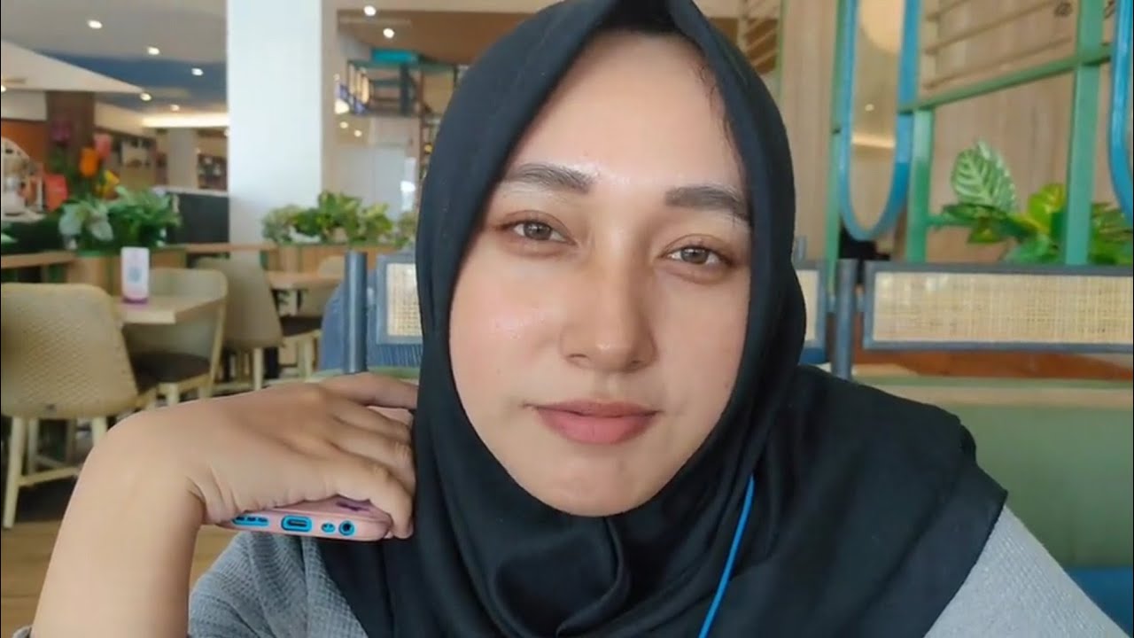 Mama Cantik Di Solaria Makan Siang - YouTube