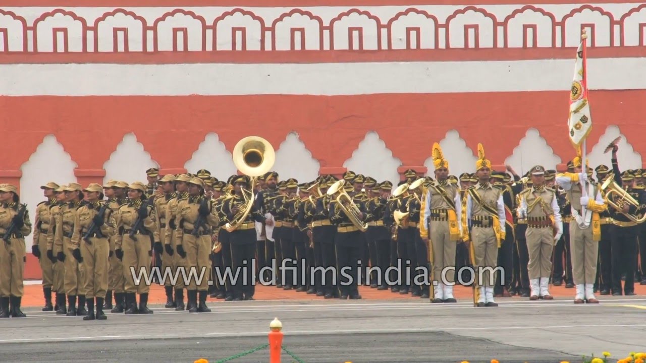 CISF band performs general salute during 47th Raising Day - YouTube