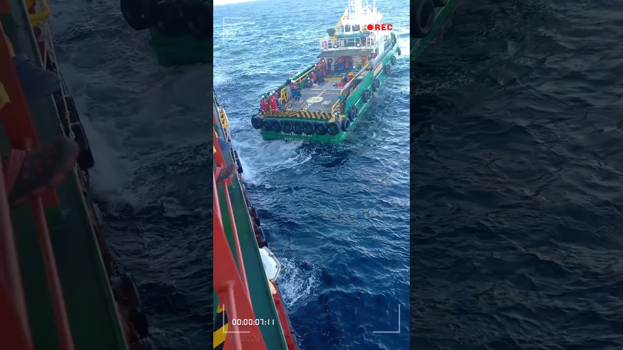 Cara transfer boat dari fast crew boat(FCB) ke barge - YouTube