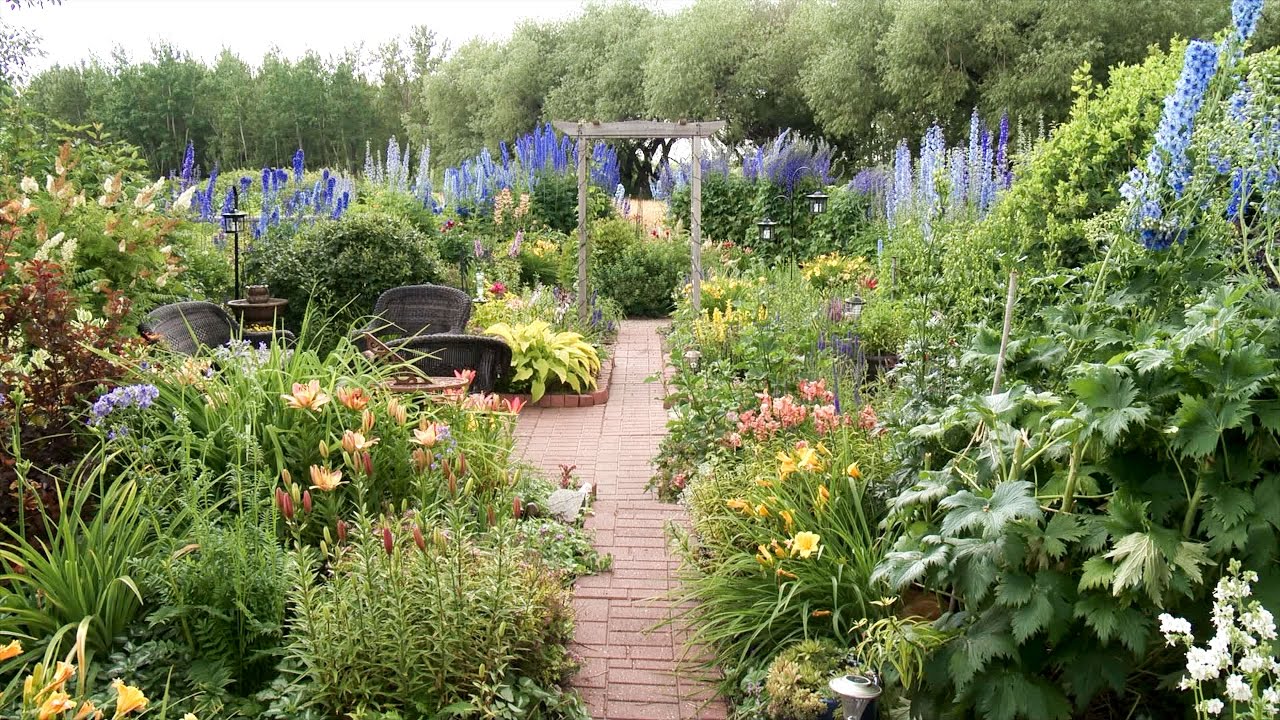 The Lowes Colorful Farmyard - YouTube
