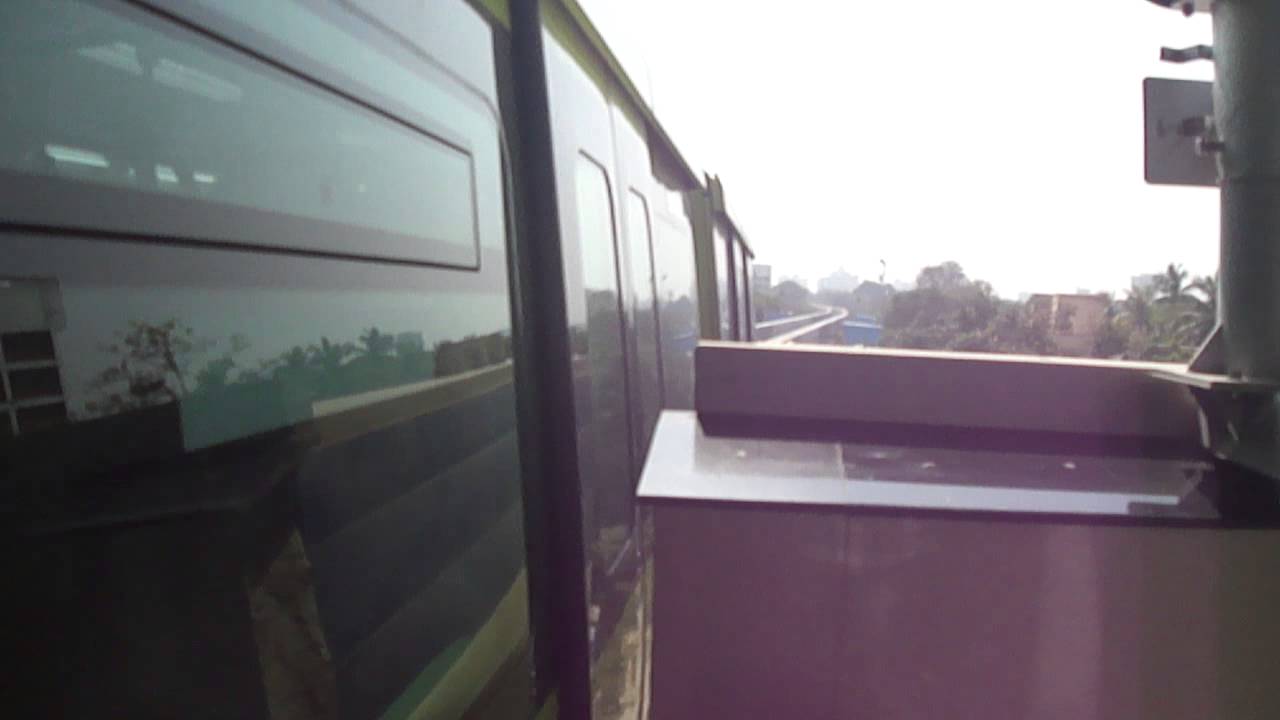 Mumbai Monorail Entering Chembur Station - YouTube