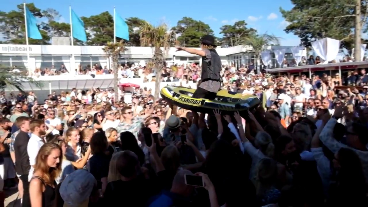BananaBoyz - Tofta Beach Club - Midsommar 2017 - YouTube