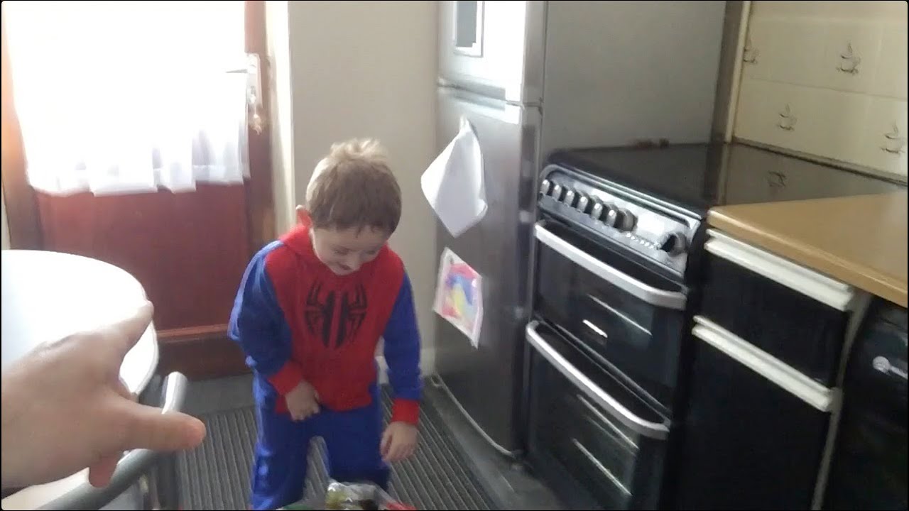 Kids can smell new food [Vlog #509] - YouTube
