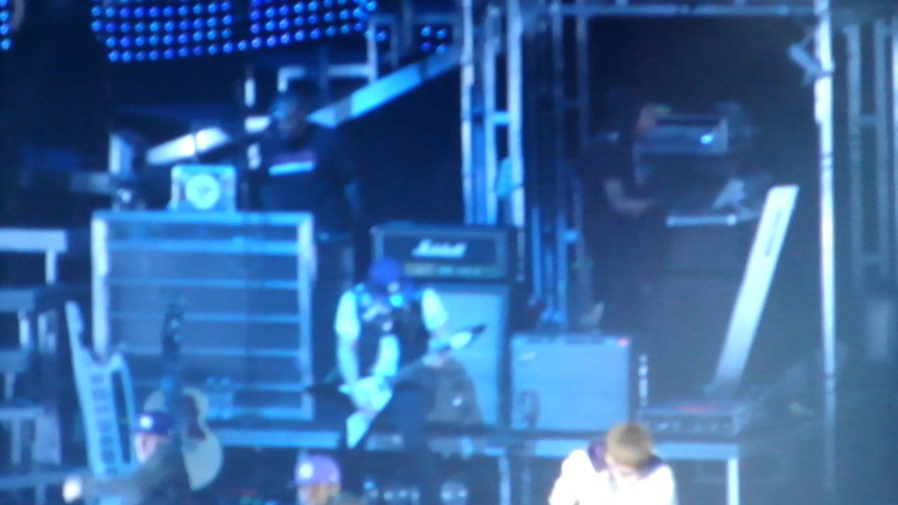 Justin Bieber singing 'Love me' LIVE! - YouTube