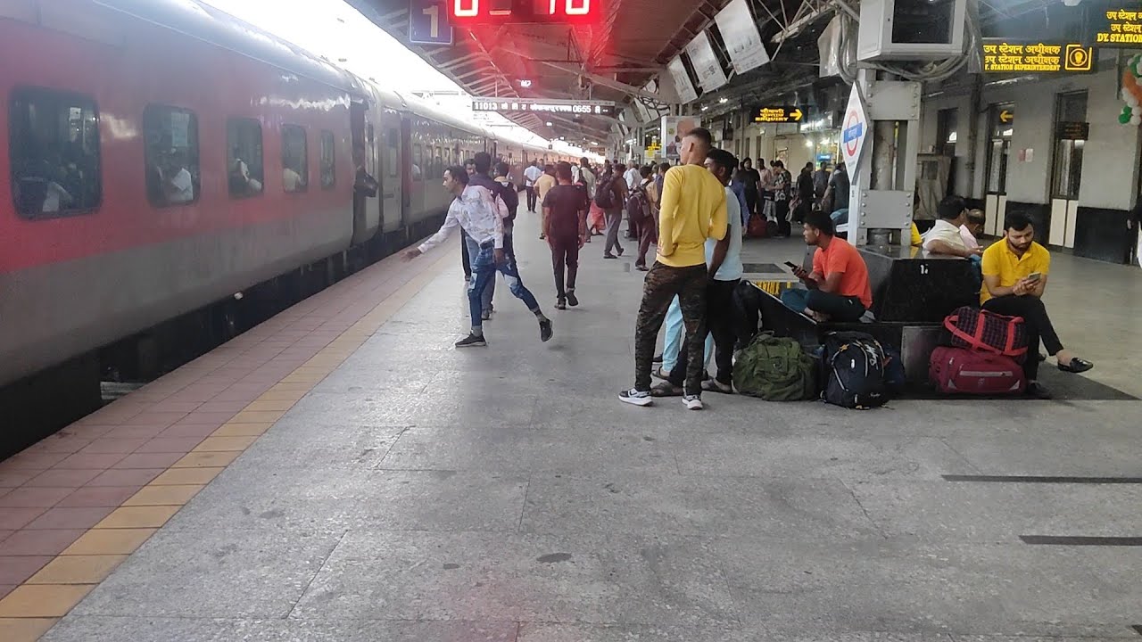 22160 Chennai Central CSTM express train arrival announcement at ...