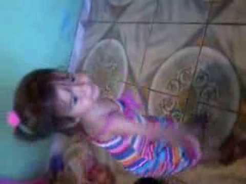 Sarah dançando a dança da chiquititas mexe... mexe...
