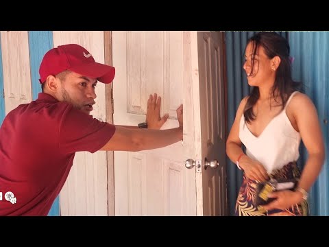 La Deja Encerrada En El Baño // Reaccionando a la Broma