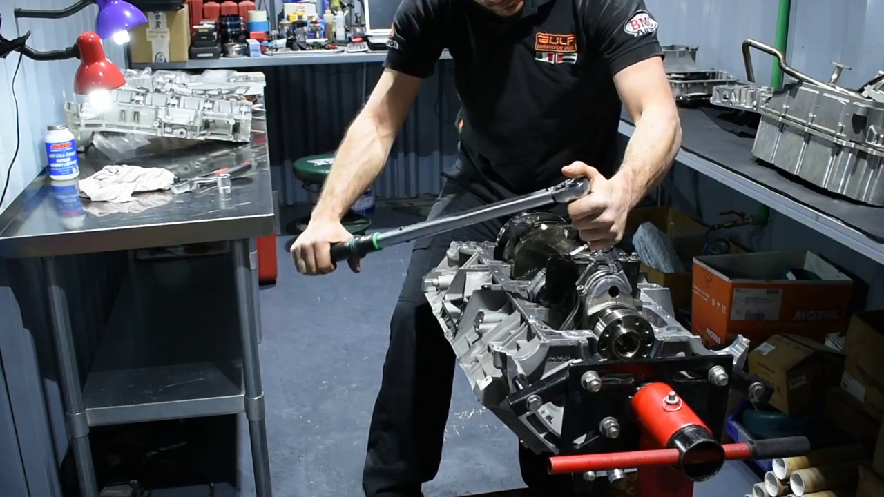 M156 C63 2014 Engine rebuild ( part 4 ) - YouTube