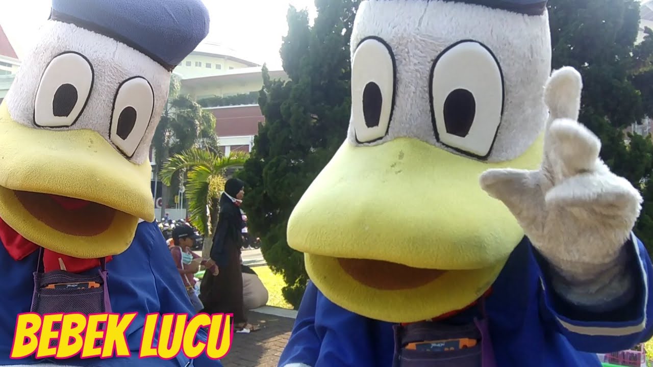 Badut Bebek perut gendut geleng geleng lucu banget - YouTube
