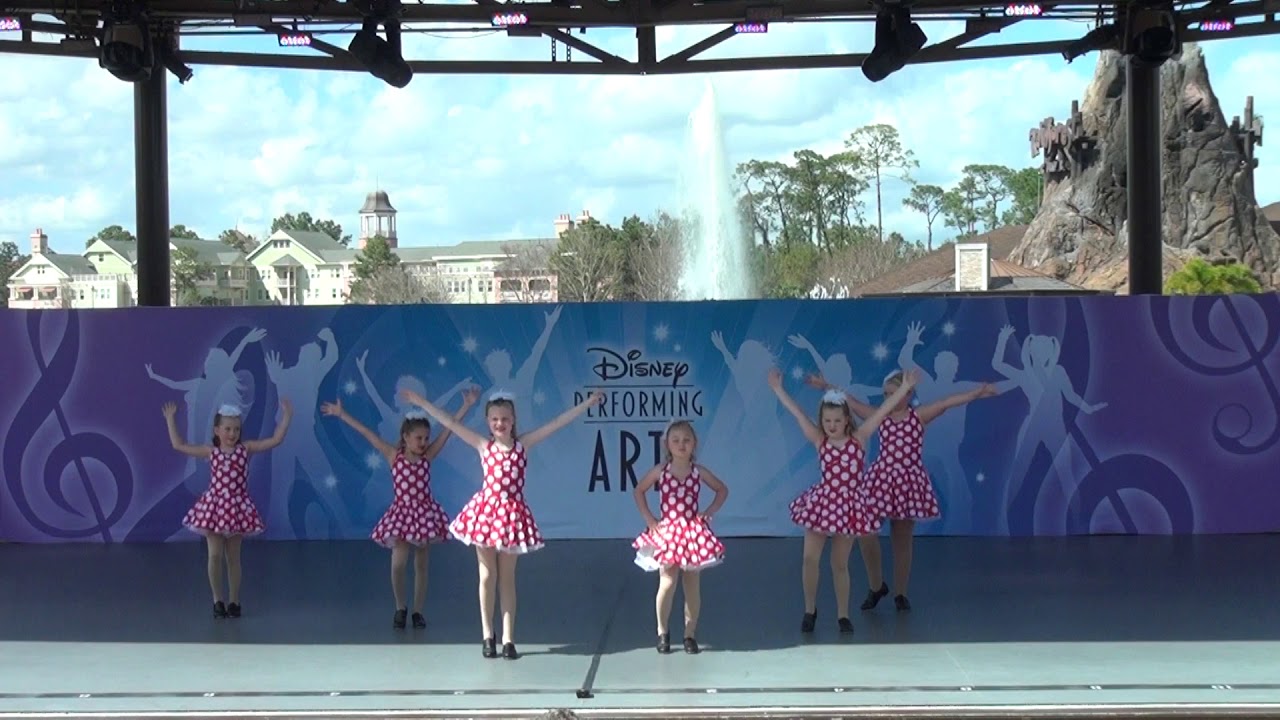 Haylee & Hanna Dancing at Disney Springs 2 23 2019 - YouTube