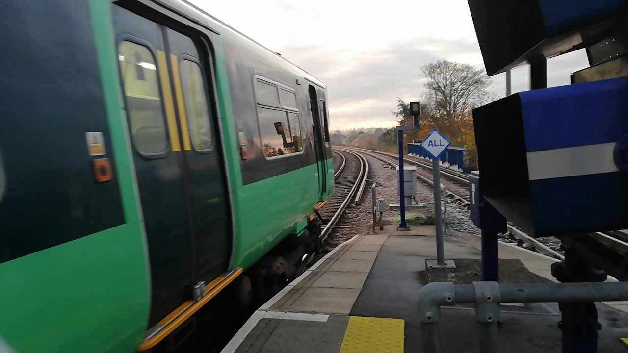 Class 455 leaves Wimbledon chase with a 4 tone - YouTube
