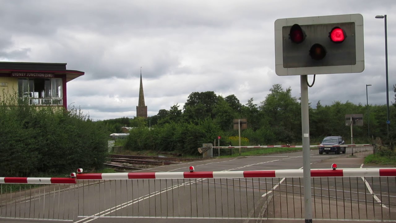 Lydney Junction Level Crossing 27/08/2018 - YouTube