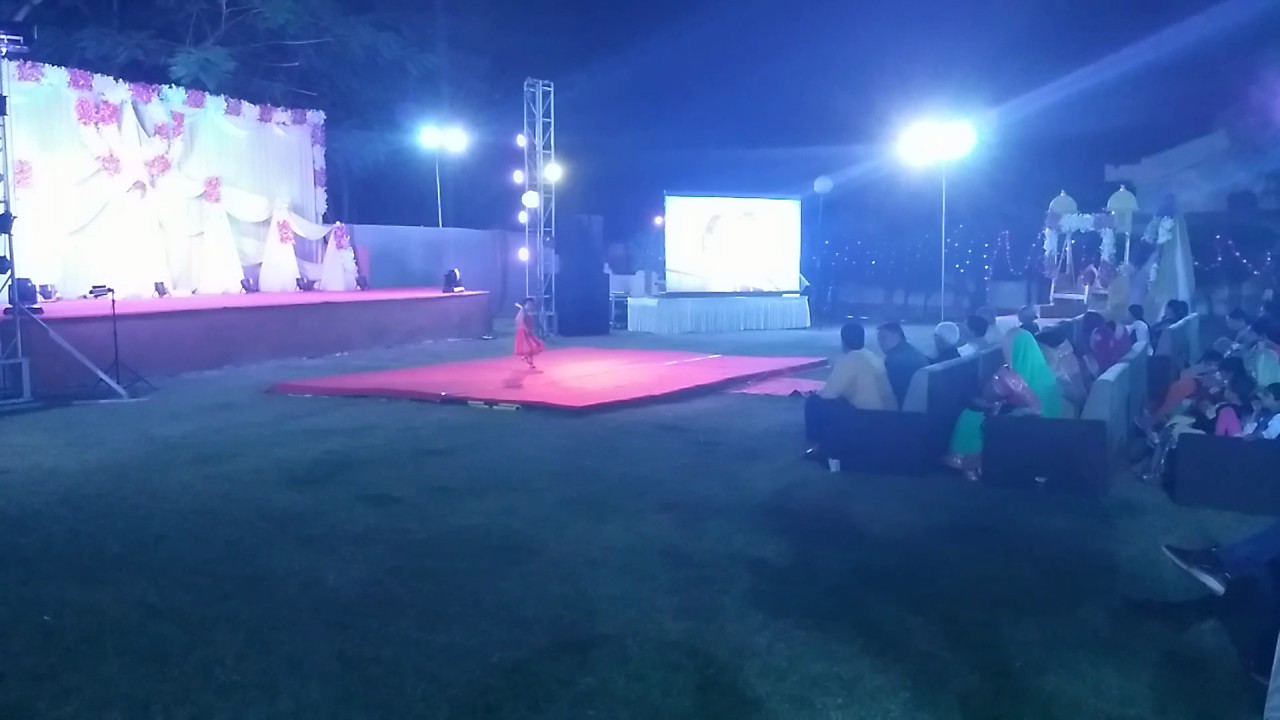 Purvi sharma dancing on stage - YouTube