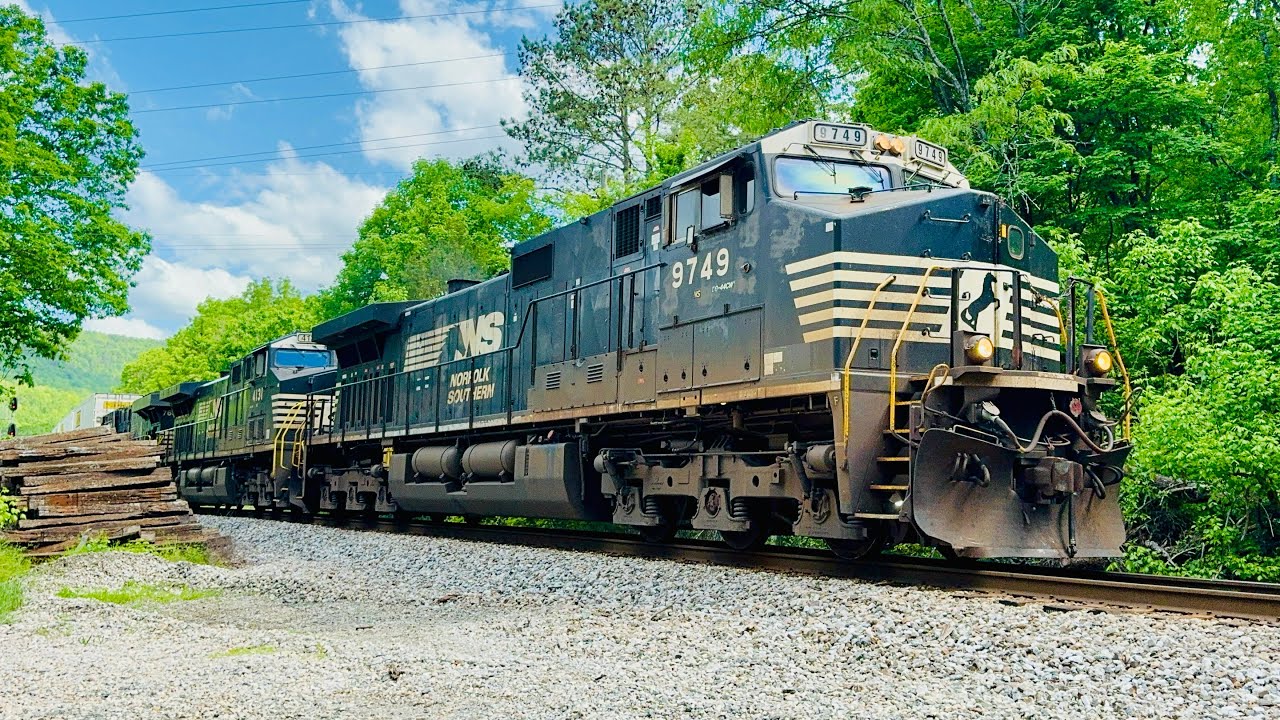 Norfolk Southern JB Hunt intermodal heading westbound @ Guild ...