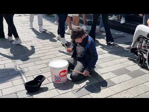 Yoğurt kabıyla batari çalan çocuk - Taksim'deki efsane sokak sanatçıları