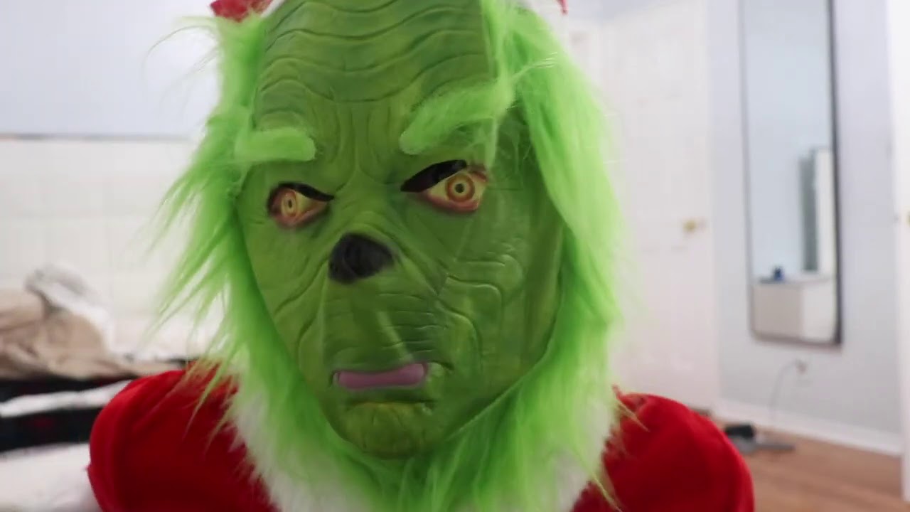 THE GRINCH SCARE PRANK ON BEST FRIEND - YouTube