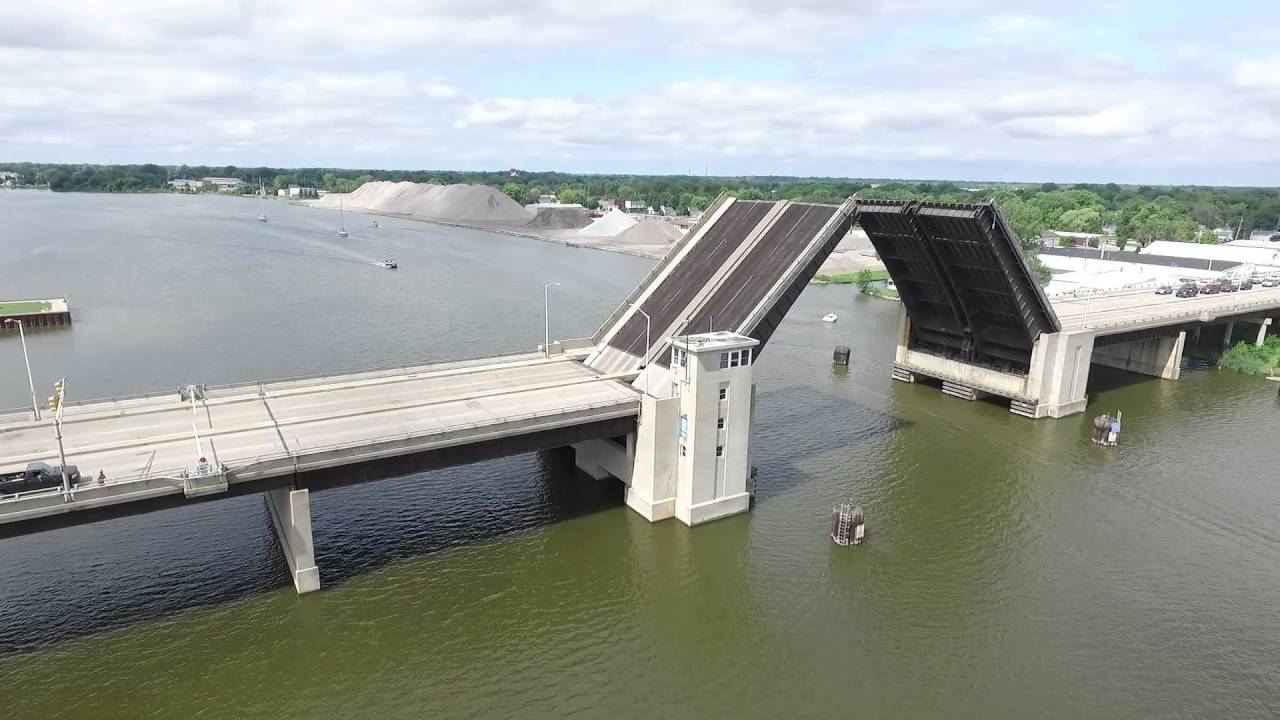 Independence Bridge Operating In Bay City Michigan - YouTube