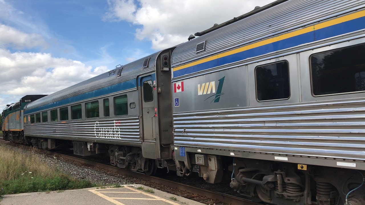 VIA Rail 85 arriving and departing Georgetown GO Station - YouTube