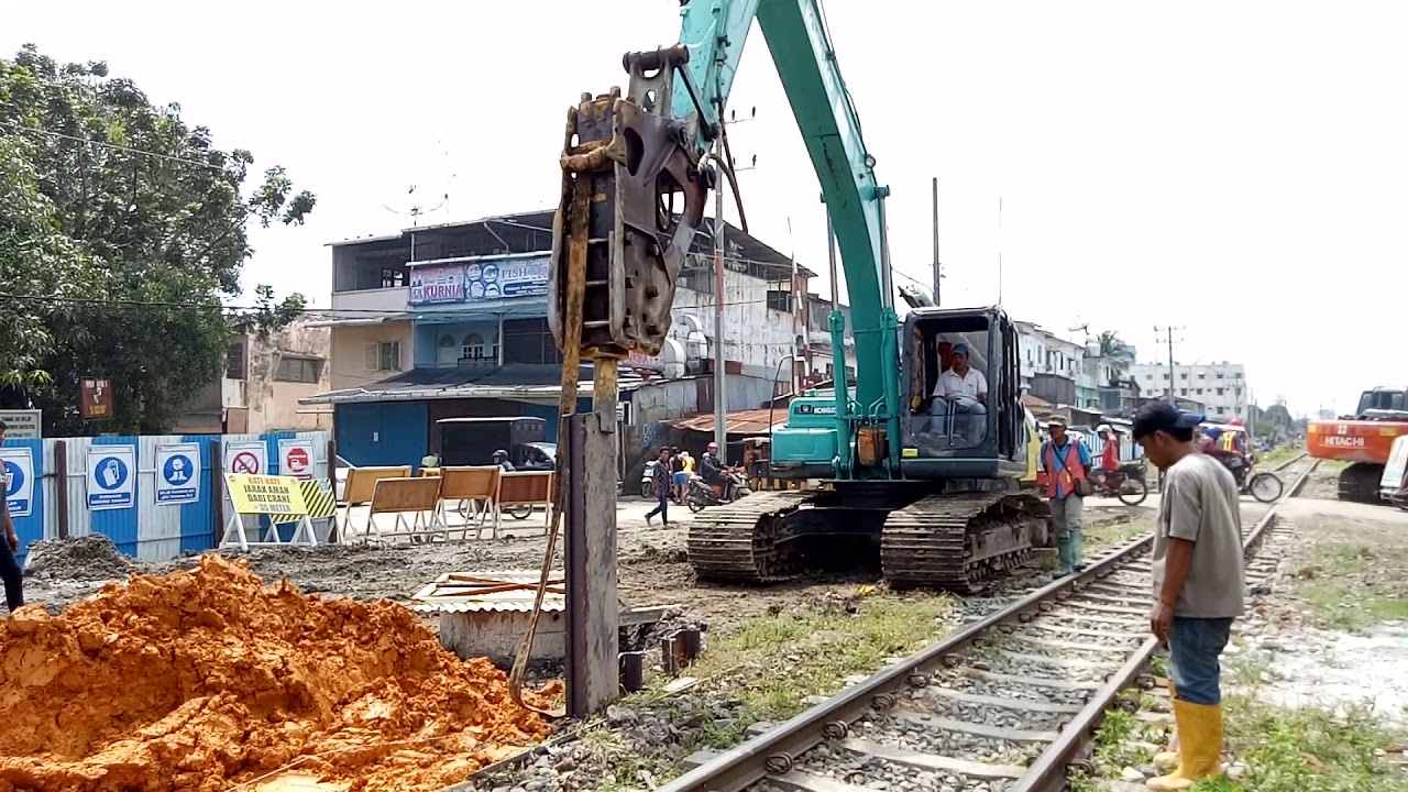 Pemancangan Sheet Pile menggunakan Alat Berat - YouTube
