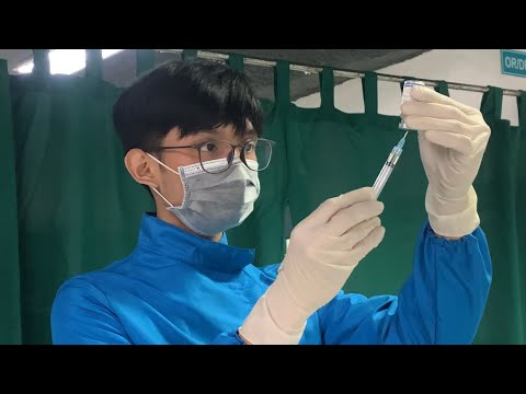 PRIMING IV TUBING AND CHANGING AN IV SOLUTION BAG/BOTTLE - YouTube