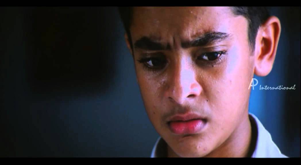 Kannadi Pookkal - Master Ashwin gifts the Kid - YouTube