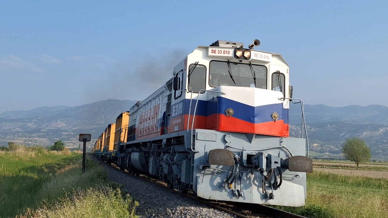 TCDD DE 33010 YÜK TRENİ KORNALI GEÇİŞ - YouTube
