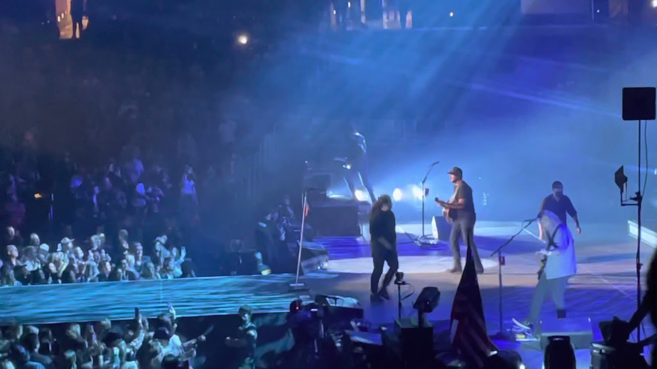 Luke Bryan - Rain Is A Good Thing (Live Staples 2021 Dylan Scott ...