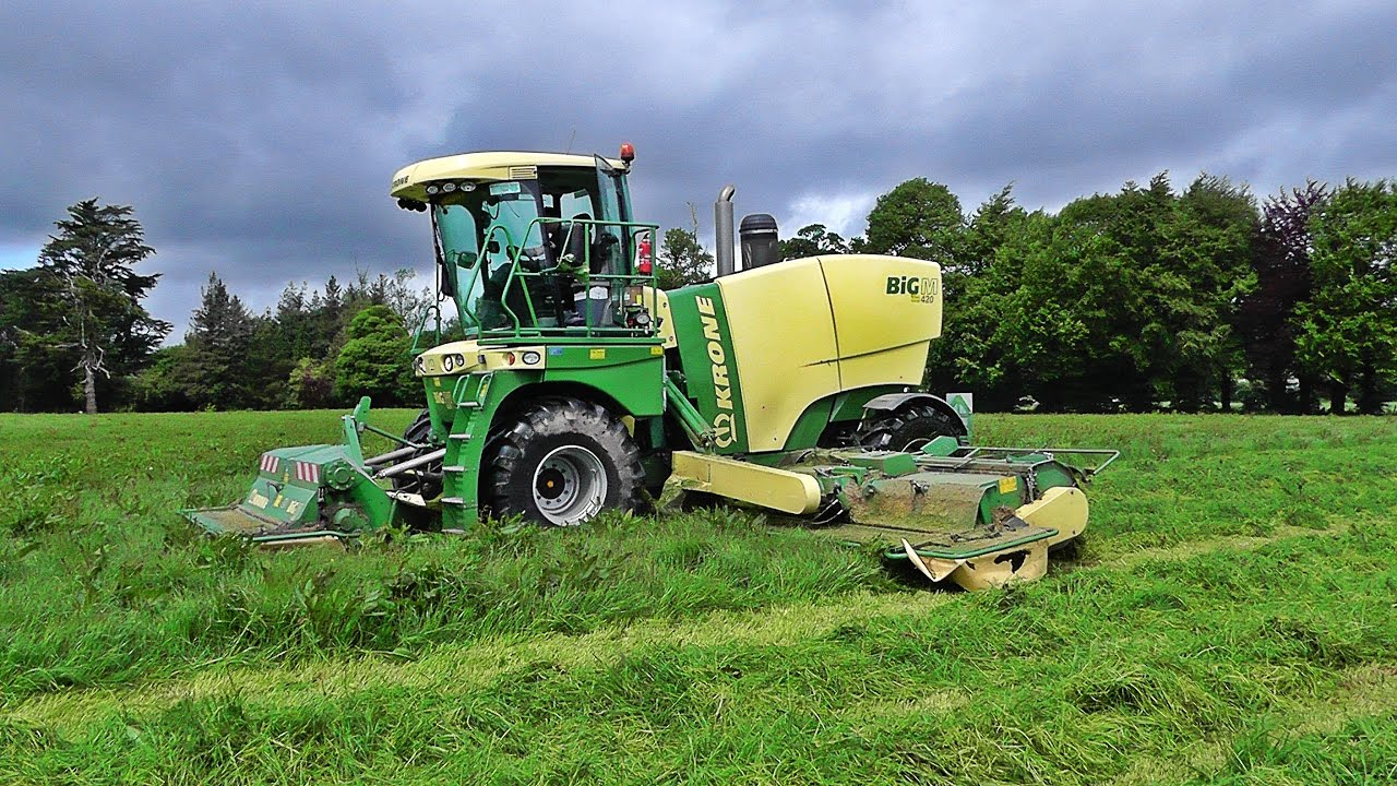 Silage 2017 - Krone Big M 420 Mowing - YouTube