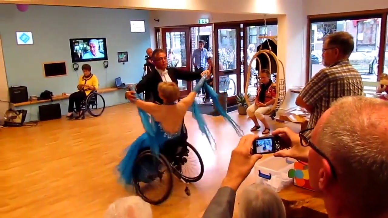 Dansles demonstratie door Stichting Rolstoeldansen Nederland - YouTube