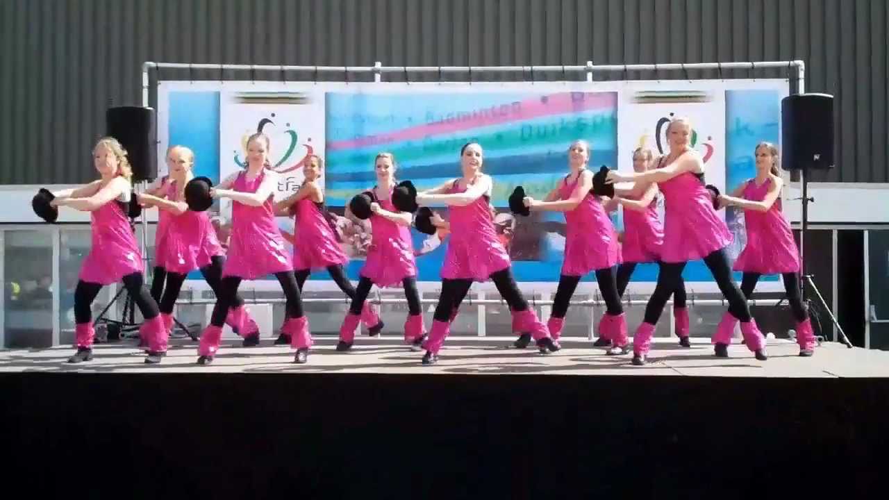 Sfeervol optreden van Totally Dance! - YouTube