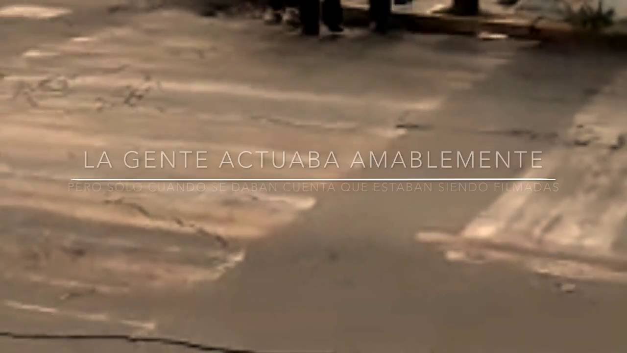 Experimento social: CIEGO TRATANDO DE CRUZAR LA CALLE - YouTube