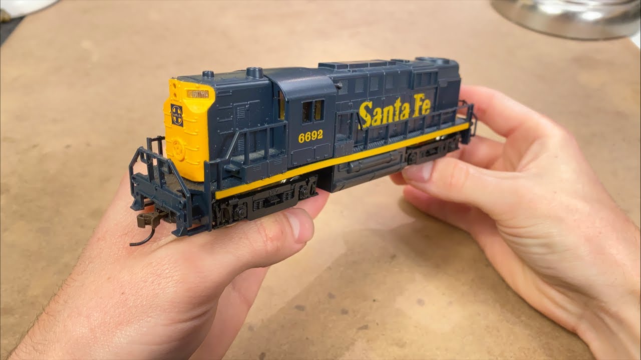 Trying to Make a HO RS11 Santa Fe Locomotive by AHM Run Again Live ...