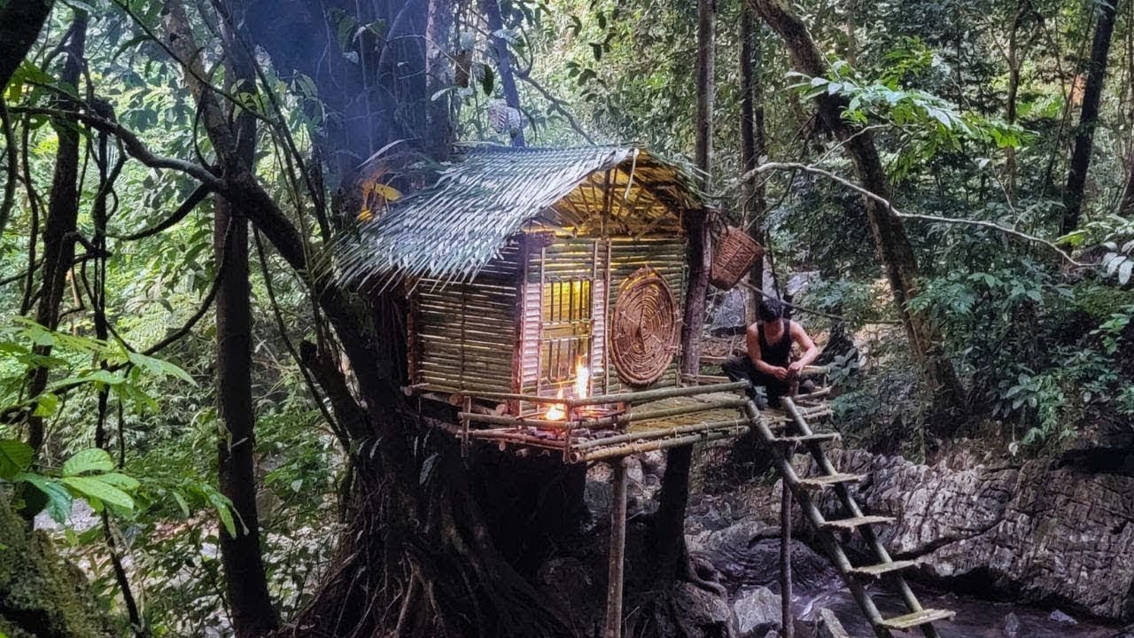 🌲 30 Days Solo in the Wild – Building a Treehouse & Hunting to Survive ...