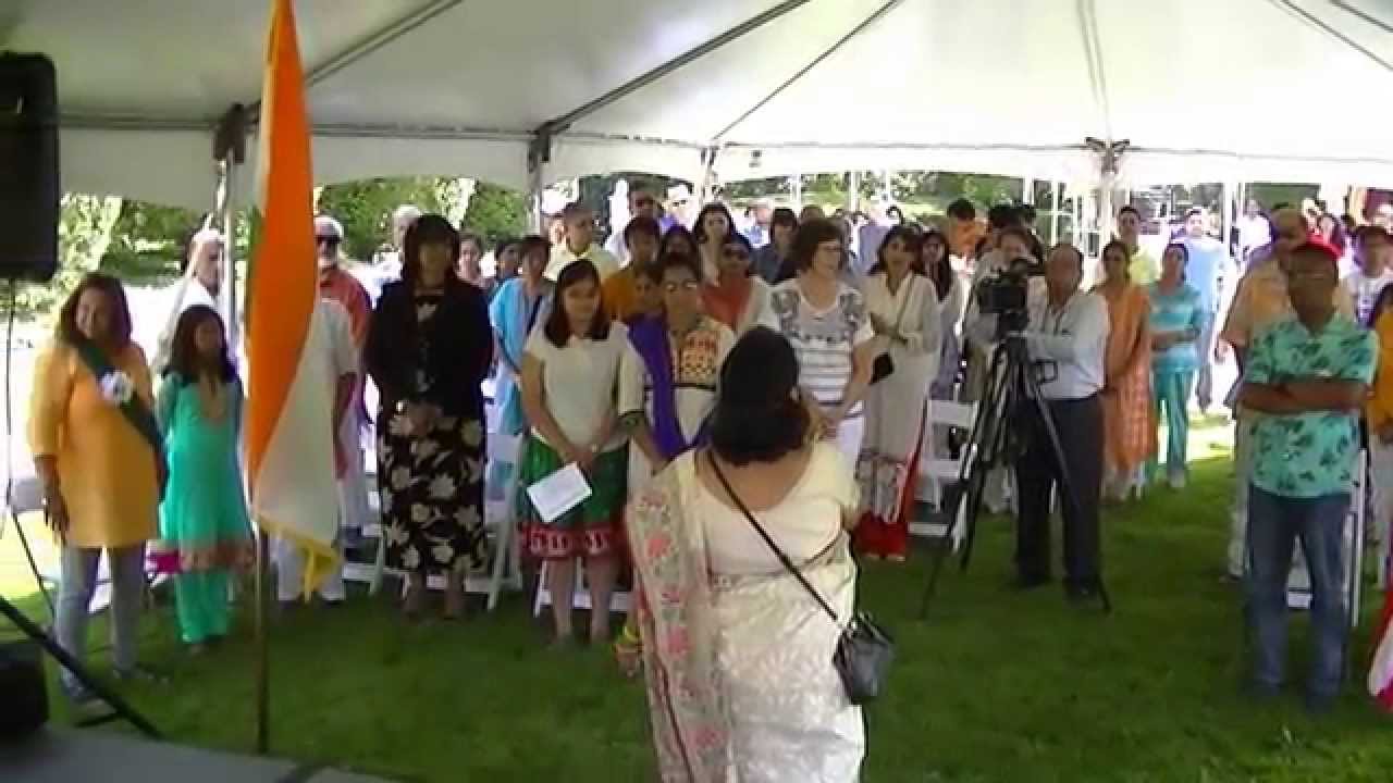 Usha Gupta sings anthem on India Independence Day - YouTube