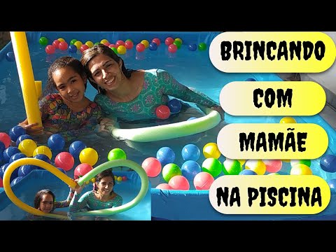 Brincadeiras na piscina com a mamãe - Playing in the pool with mom