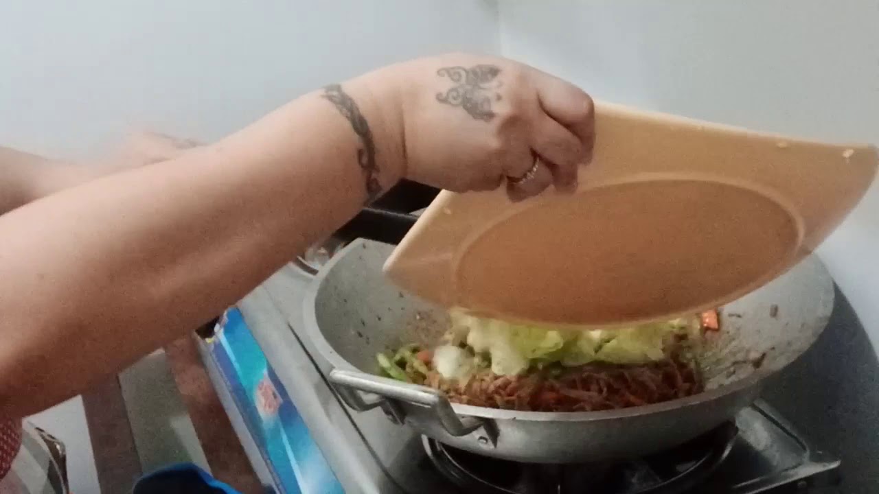 pancit canton guisado w/ chicken toppings - YouTube