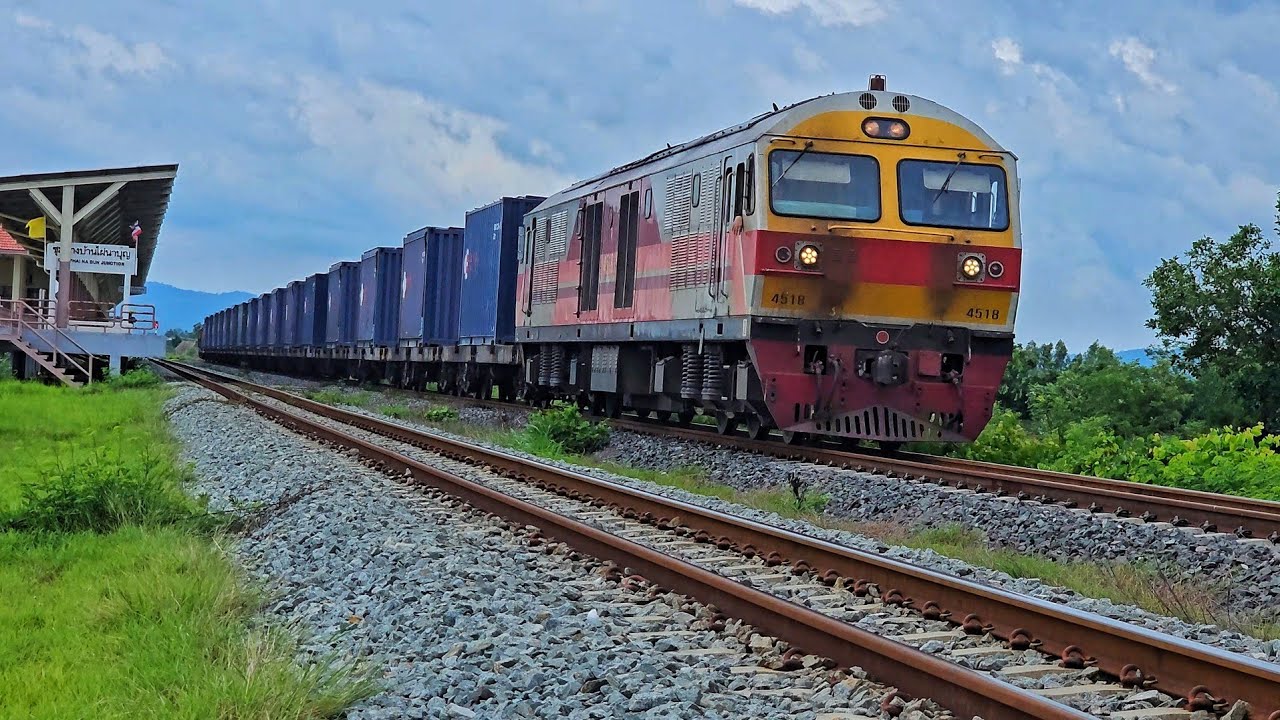 Hitachi 4518 ขบวน 597 มาบตาพุด-บ้านกระโดน ผ่านสถานีชุมทางบ้านไผ่นาบุญ ...